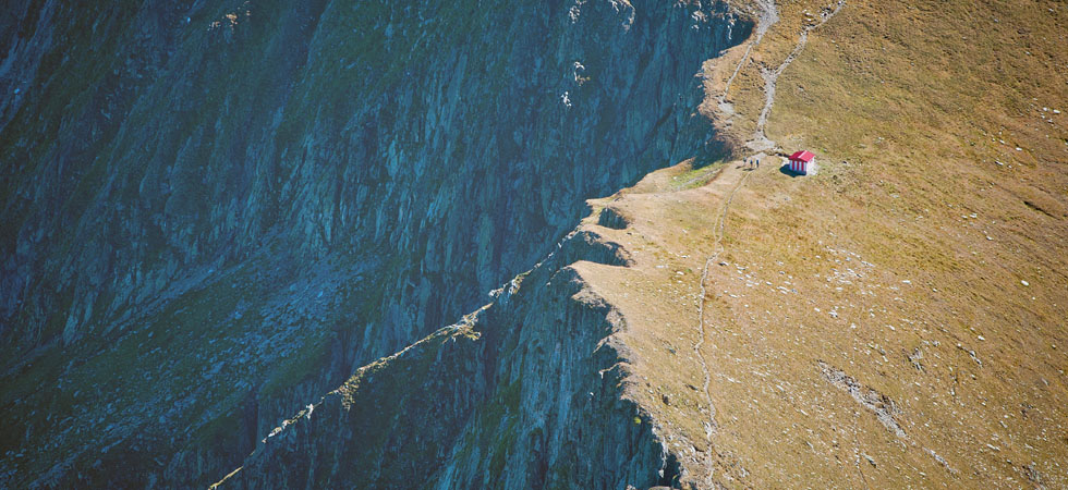 A precipice | PEMPTOUSIA