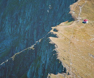 A precipice | PEMPTOUSIA